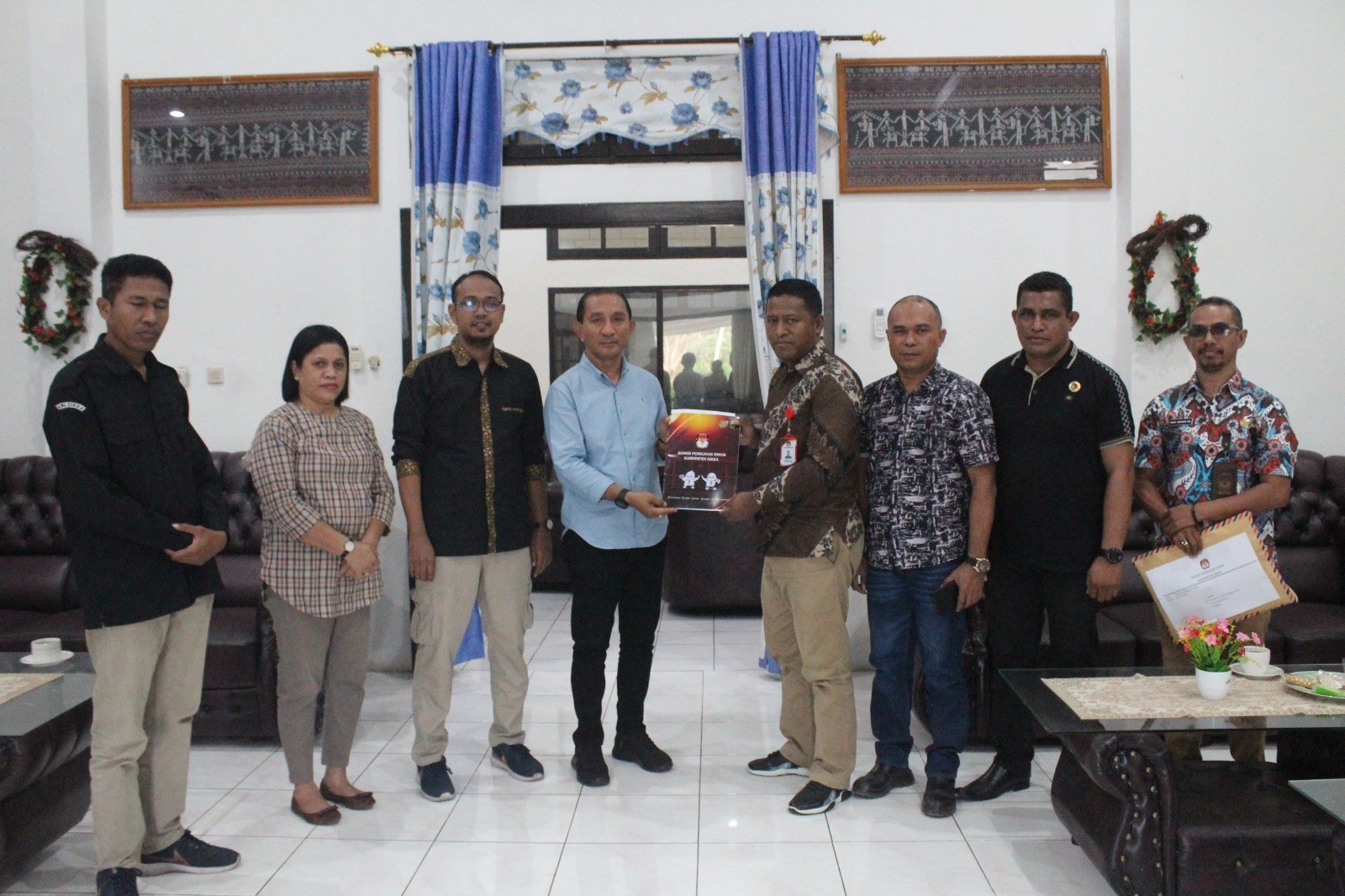 KPU KAB-SIKKA - KPU Sikka Serahkan Salinan Keputusan Calon Terpilih ...